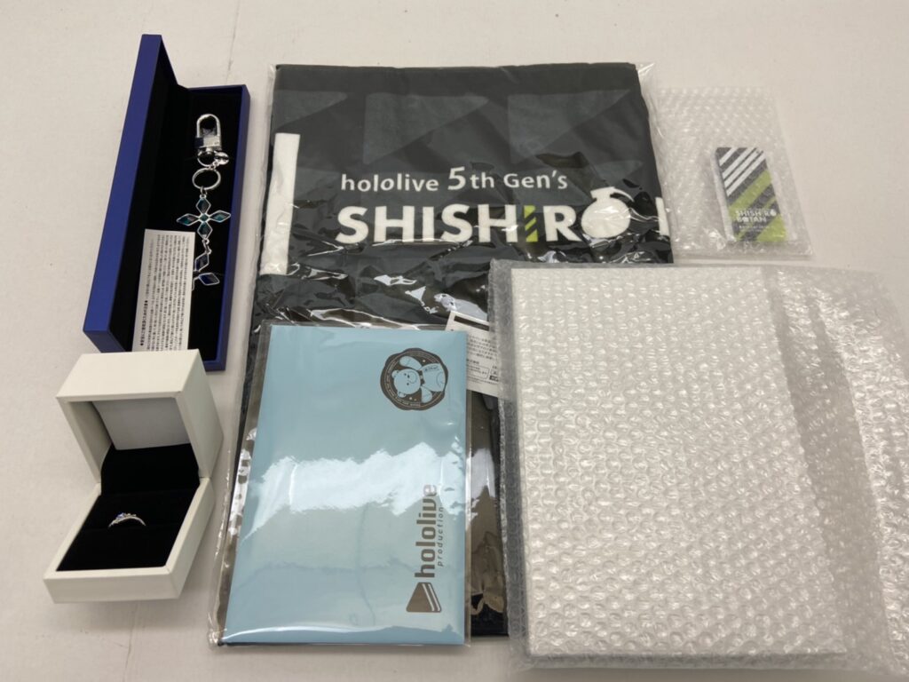 こんなの買取りました！【獅白ぼたん 活動一周年記念フルセット｜雪花ラミィ Snow flower エンゲージリング・雪の結晶キーホルダー ...